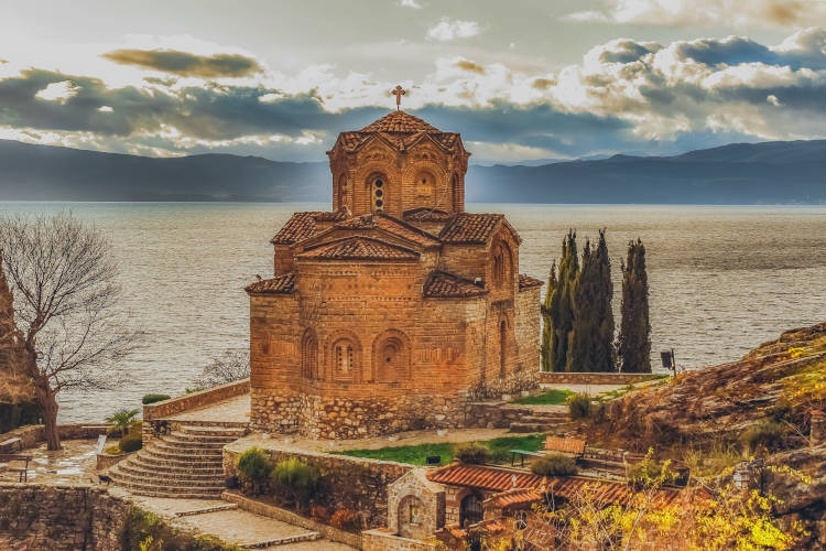 Η Χάρις του Θεού φωτίζει & ευλογεί τους πάντες | xristianos.gr